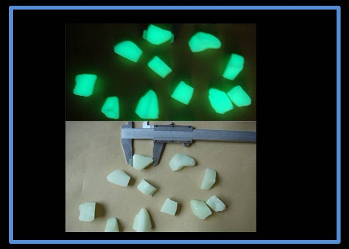 Lueur jaune de matériaux luminescents de couleur verte dans les pierres ...